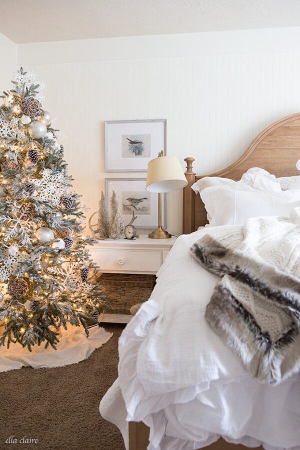 25 Best Beautiful Flocked Christmas Trees - Ella Claire & Co.
